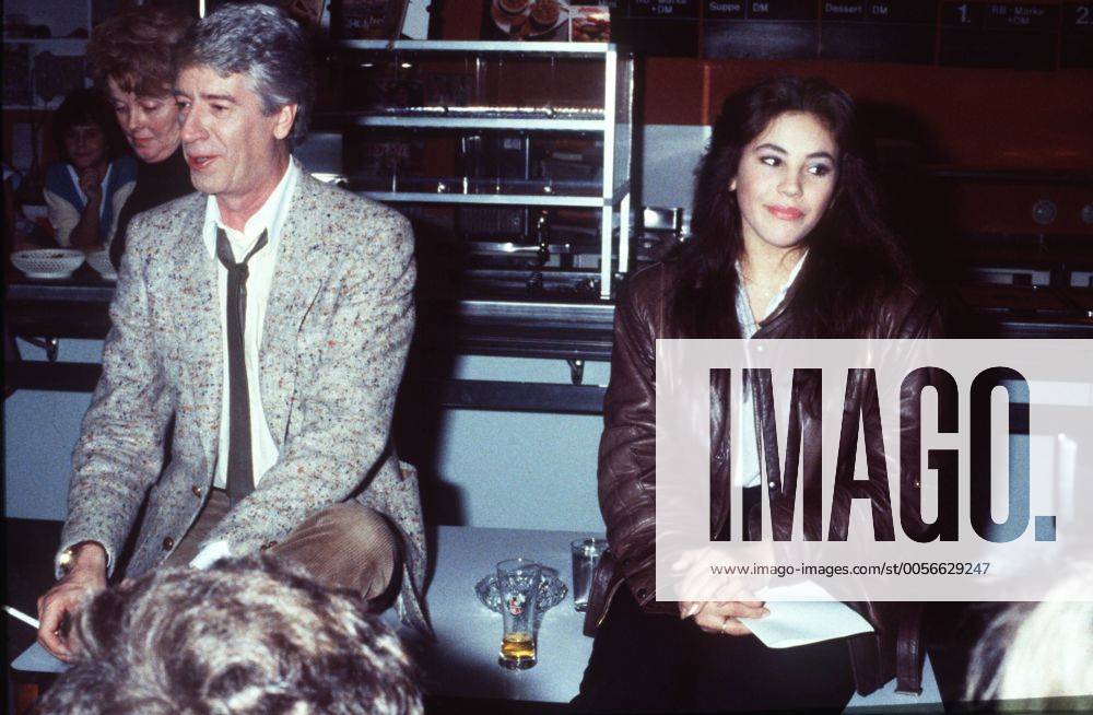 Tina Riegel und Rudi Carrell 12 93 vZ quer halb sitzend Fernsehen