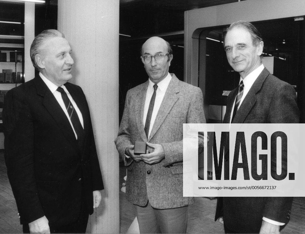 Prof. Dr. Niklas Luhmann (Mi.) mit Karl Peter Grotemeyer (li.) und ...