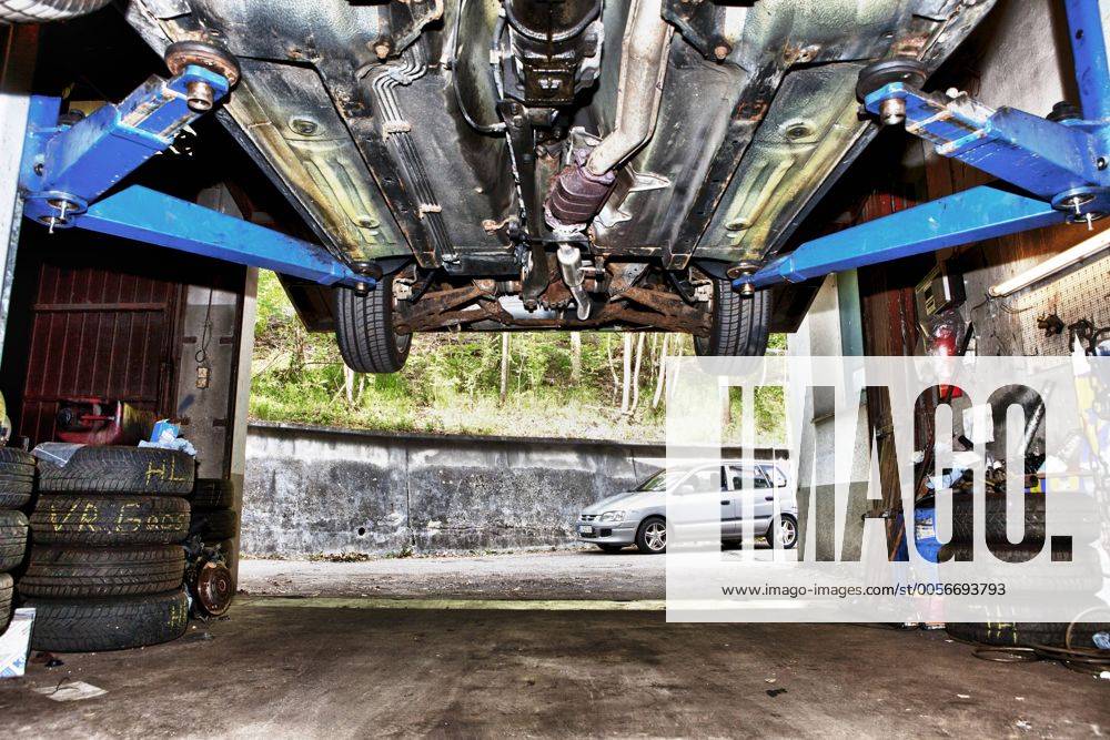 Auto auf einer Hebebühne von unten