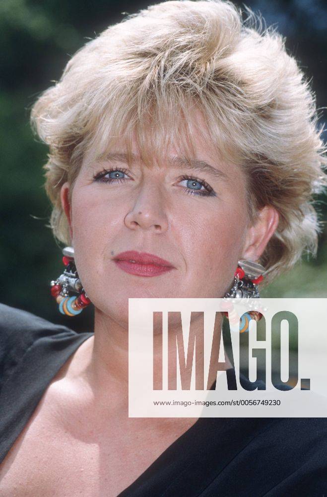 Susan Nielebock 08 91 nou Frau Film Produktion blond Schmuck kurzhaarig ...