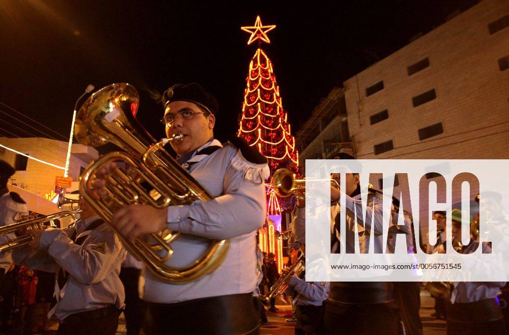 (111217) -- WEST BANK, Dec. 17, 2011 (Xinhua) -- Palestinian scouts ...