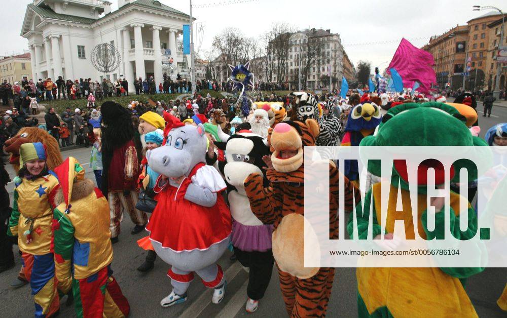 (111225) -- MINSK, Dec. 25, 2011 (Xinhua) -- People perform during a ...