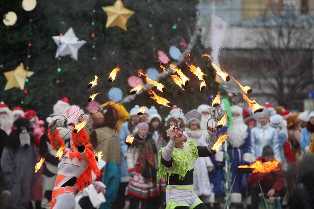 MINSK, Dec. 25, 2011 People perform during a Christmas parade in Minsk ...