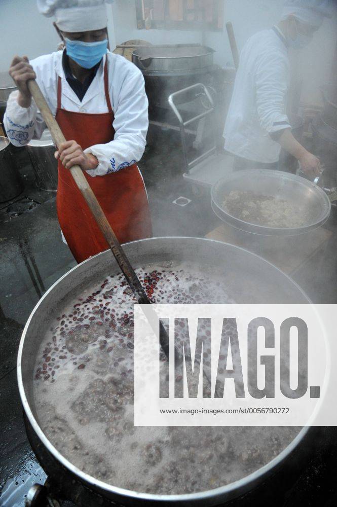 (111228) -- HANGZHOU, Dec. 28, 2011 (Xinhua) -- Two voluntary workers ...