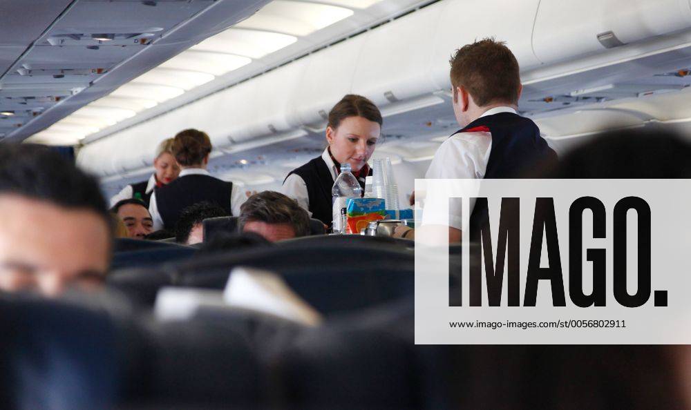 Flugbegleiterinnen und Begleiter British Airways an Bord einer