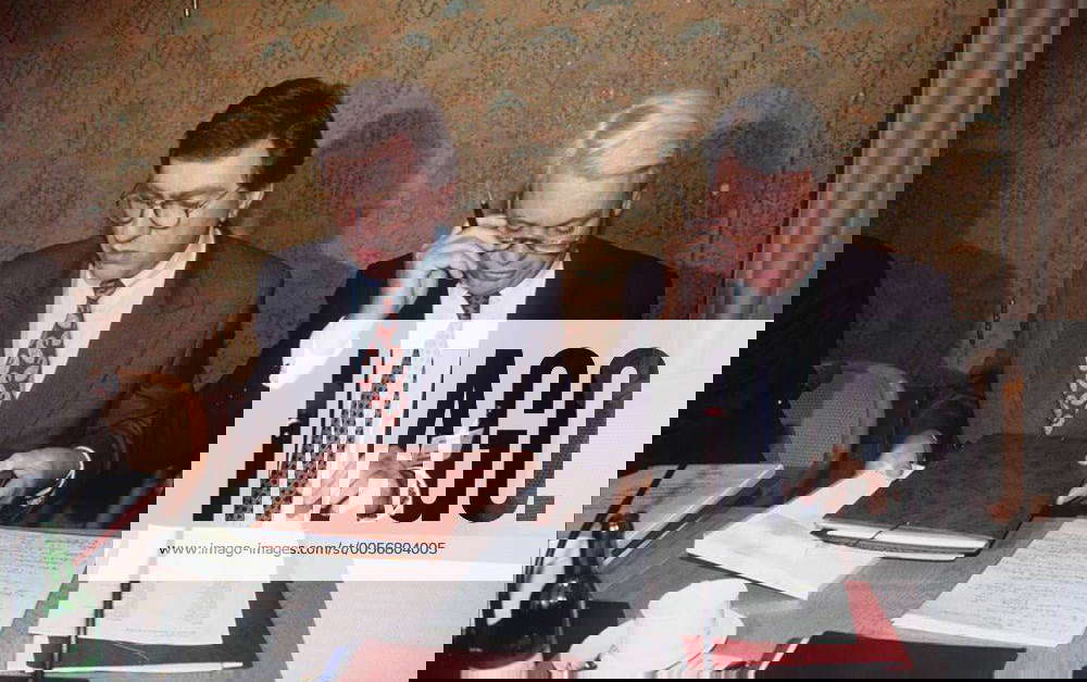 Dr. Mark Wössner (re.) und Manfred Harnischfeger 09 94 her Mann ...