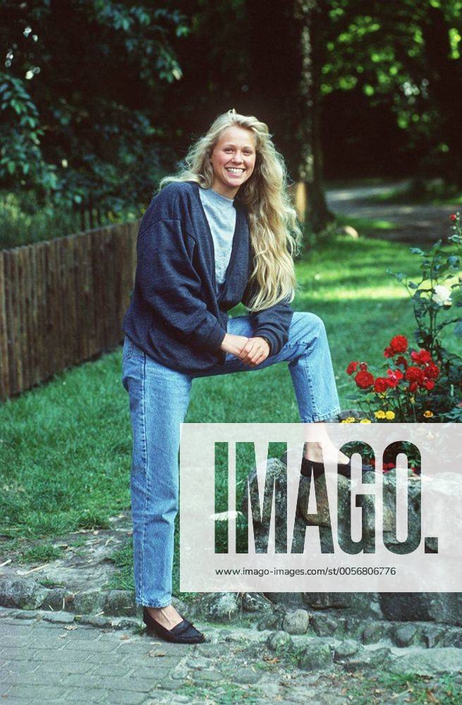 Singa Gätgens 07 92 ue hoch ganz stehend draußen leger Jeans Jacke ...