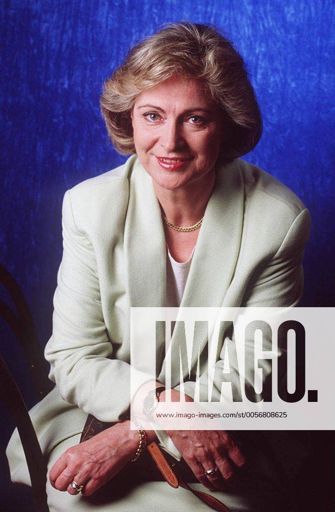 Michaela Geiger 10 94 am Frau Politik CSU blond seriös Blazer grün hoch ...