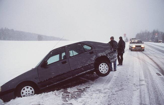 Feature: Auto im Schnee Glatteis 01 95 her Auto Automobil draußen ...