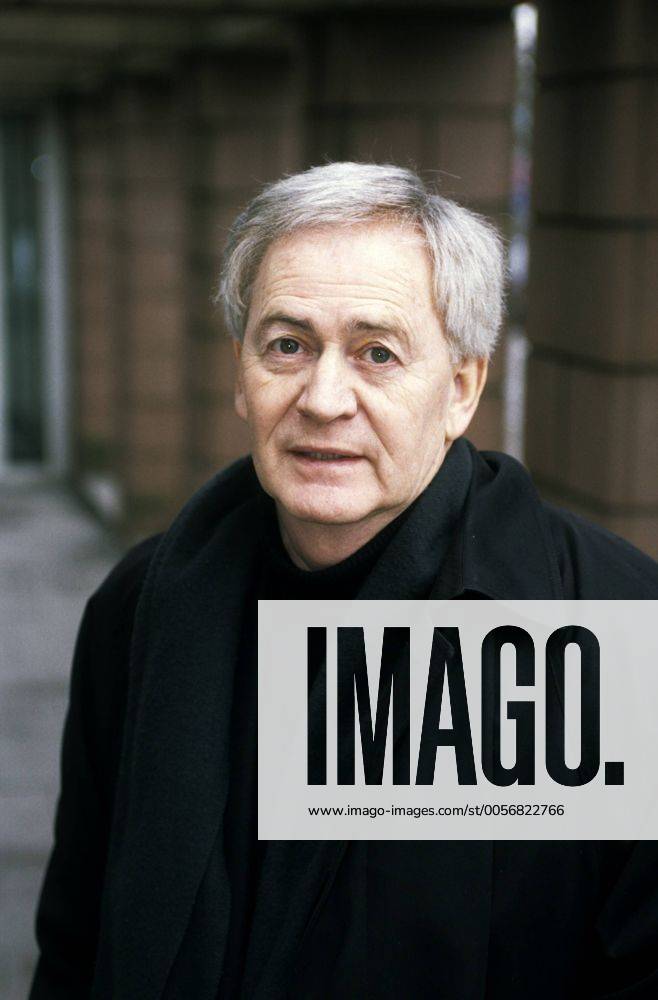 Istvan Szabo 03 96 am Regie Film Kino Ungarn Mann grauhaarig seriös Mantel schwarz hoch Portrait