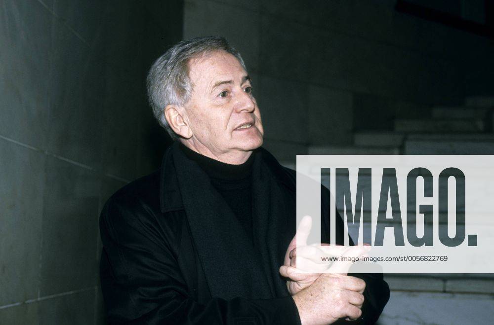 Istvan Szabo 03 96 am Regie Film Kino Ungarn Mann grauhaarig seriös Mantel schwarz quer halb