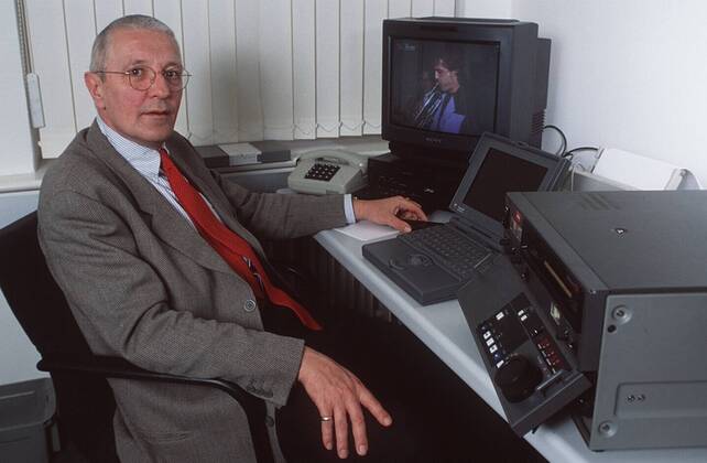 Hartmut Klenke 03 97 kück Mann Medien TV Fernsehen Redaktion seriös Anzug grau Krawatte Brille