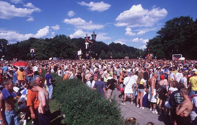Love Parade 1997 in Berlin 07 97 sn Party Veranstaltung Feier Musik ...