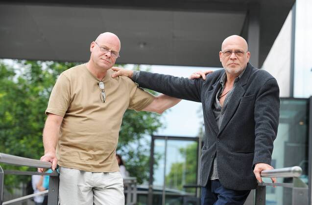 Berlin, Flucht aus Ostberlin, die Brüder Bethke Arm in Arm, links Egbert Bethke, 56, und rechts