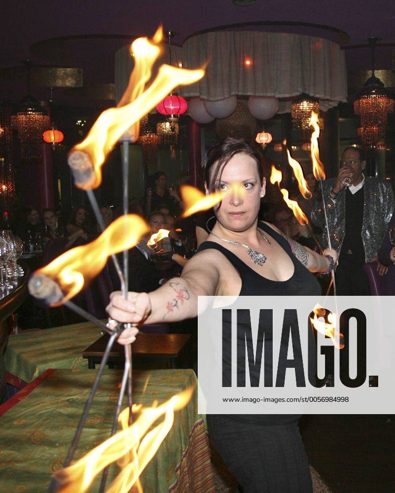 Mike Washington mit Feuer - Tänzerin Promi-Wirt Mike Washington seit ...