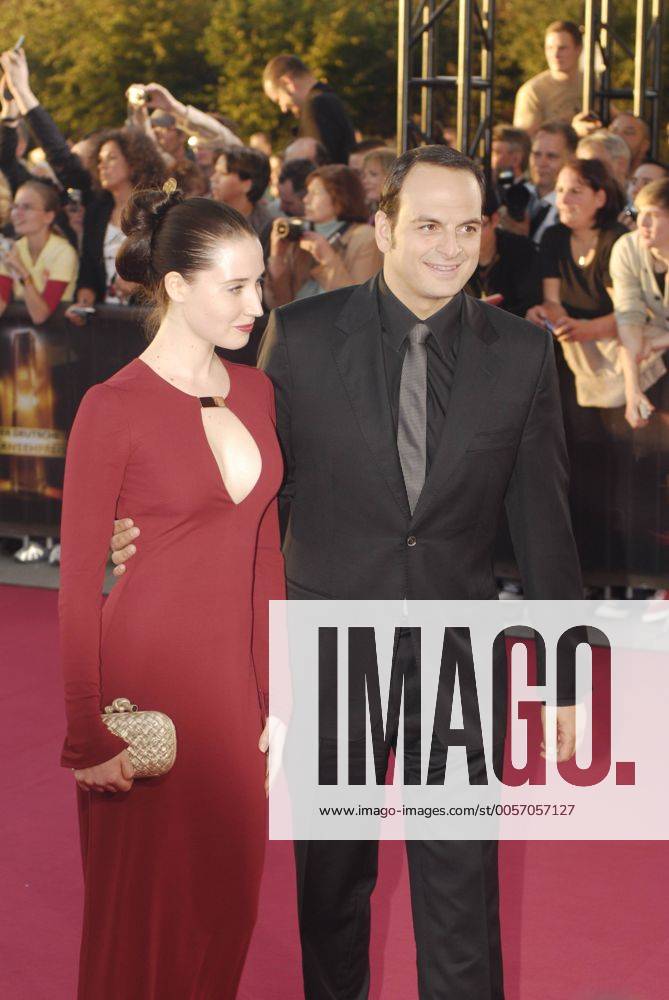 Kaya Yanar mit Josephine Rosen 10 10 thg Kaya Yanar in Begleitung von ...