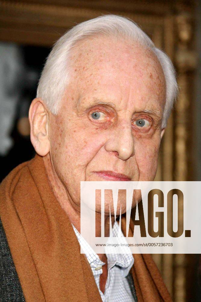 Jan. 16, 2000 - New York, New York, U.S. - MICHAEL BLAKEMORE ARRIVING ...