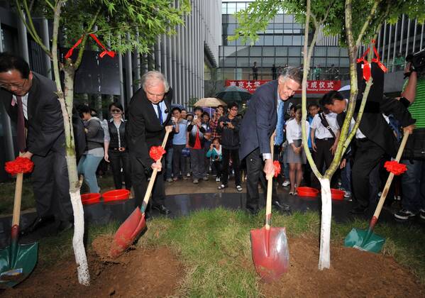 (120519) -- NANJING, May 19, 2012 (Xinhua) -- Nobel Prize laureates ...