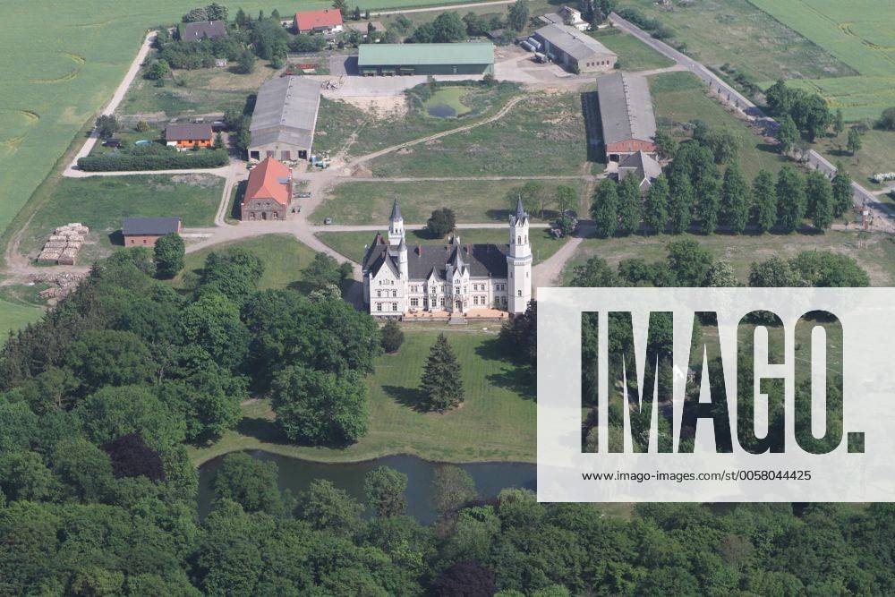 Blick auf die Hofstelle mit Schloss Kartlow (Landkreis Vorpommern ...