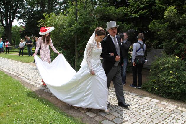 Baron Enno von Ruffin bringt seine Tochter Braut Milana zur Kirche St ...