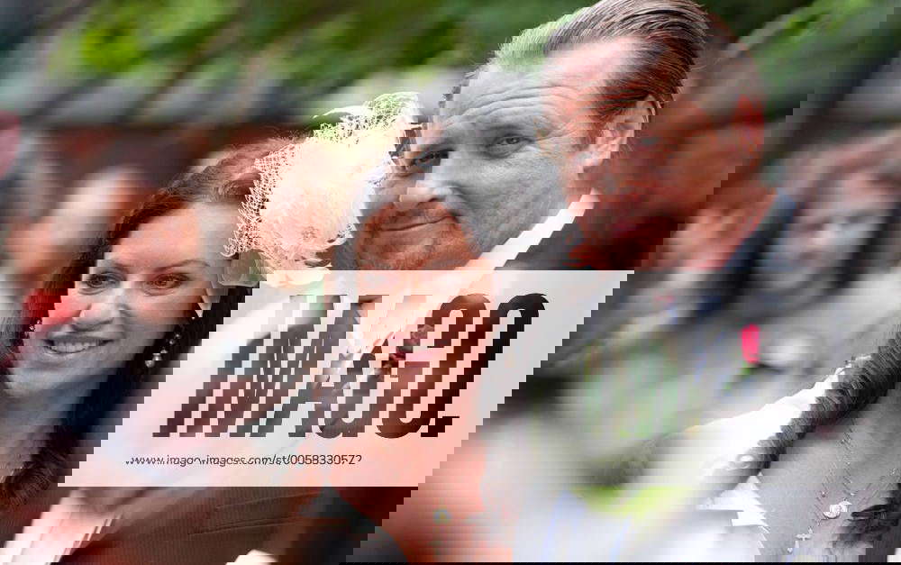 Das Brautpaar Schauspielerin Christine NEUBAUER (als Elfi Pollinger ...