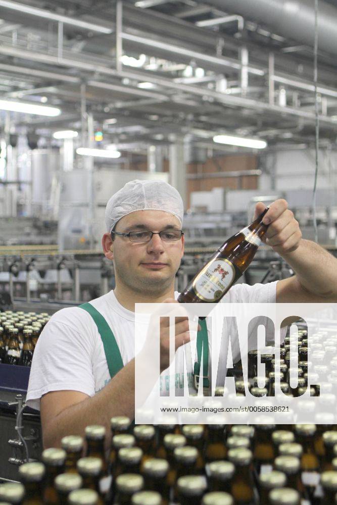 Der Mitarbeiter Christian Muth macht am Donnerstag (19.07.2012) bei der ...