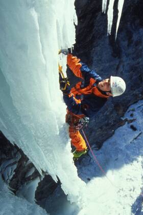 Eiskletterer gesichert an einer Eiswand Eisklettern Herren Iceclimbing ...