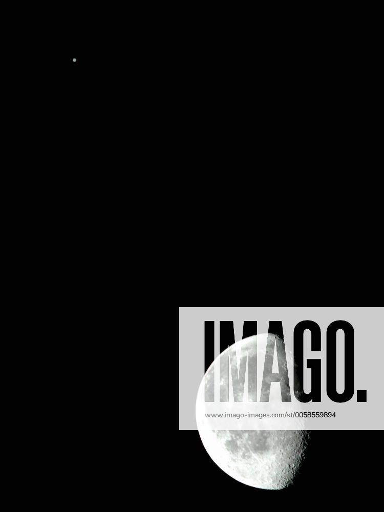 (121006) -- TIANJIN, Oct. 6, 2012 (Xinhua) -- The planet Jupiter (L, up ...