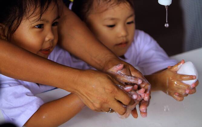 (121010) -- MANILA, Oct. 10, 2012 (Xinhua) -- Children wash hands prior ...
