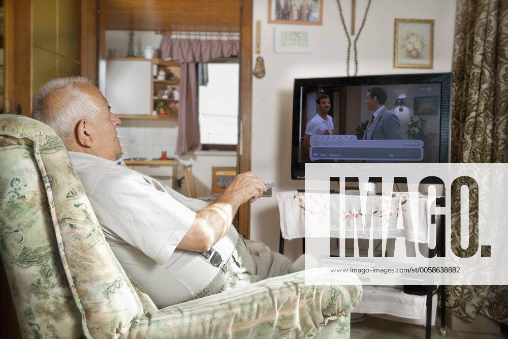 Älterer Mann vor dem Fernseher mit Fernbedienung