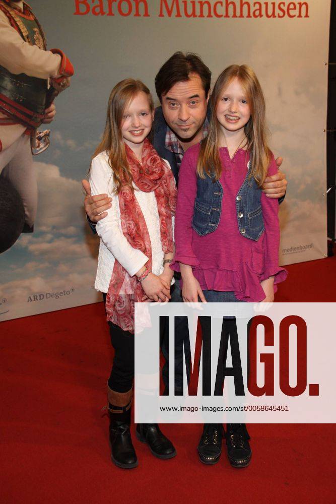 Jan Josef Liefers mit Isabelle und Helen Ottmann beim Fototermin zum ...