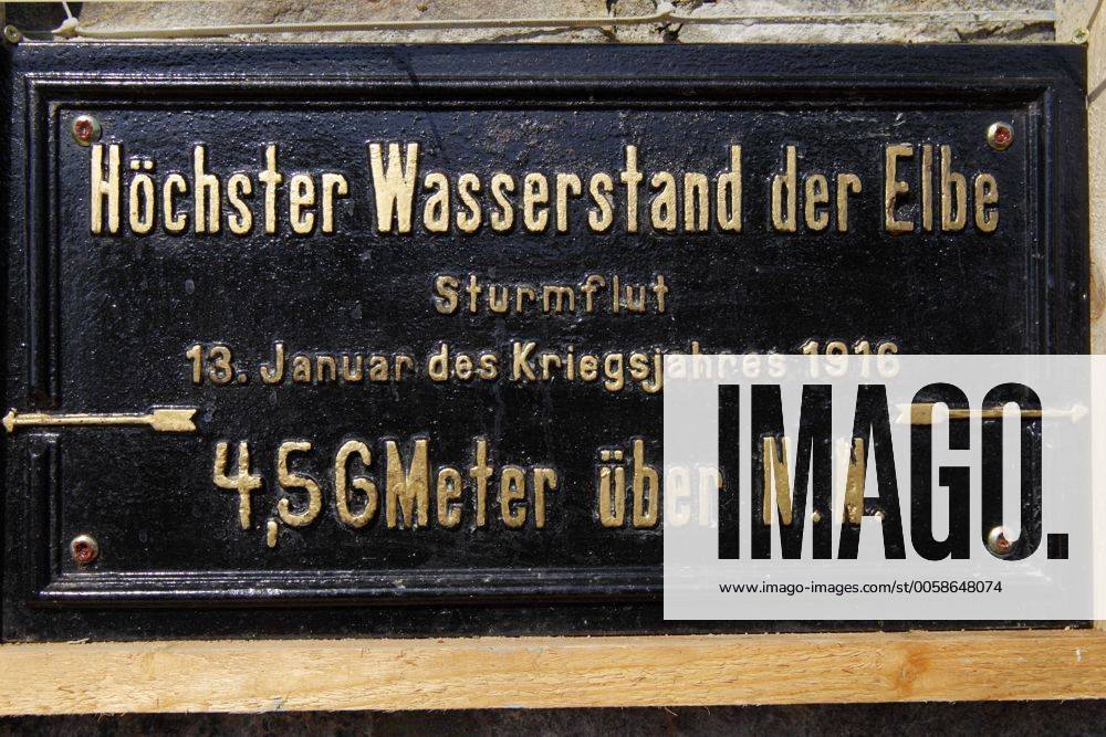 Schild Höchster Wasserstand der Elbe, Hochwassermarke am Fluss Elbe in ...