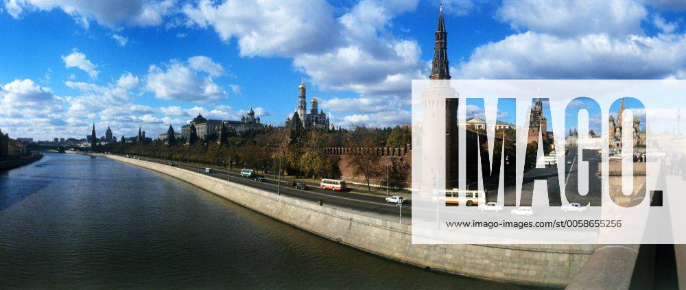 ITAR-TASS: USSR, MOSCOW. View over Kremlin from the Bolshoy ...