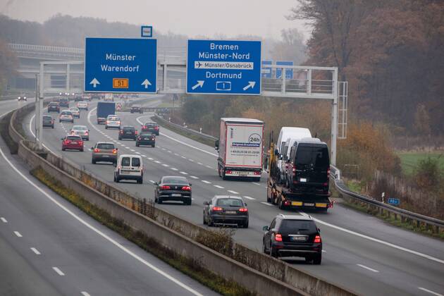 Autobahn A43 DEU, Deutschland, Münster: Verkehr auf der Autobahn A43 im ...