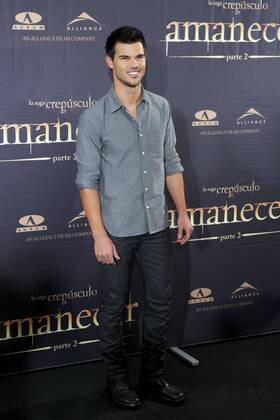 Taylor Lautner PHOTO CALL TWIGHLIGHT SAGA: BREAKING DAWN PART 2 - NO ...