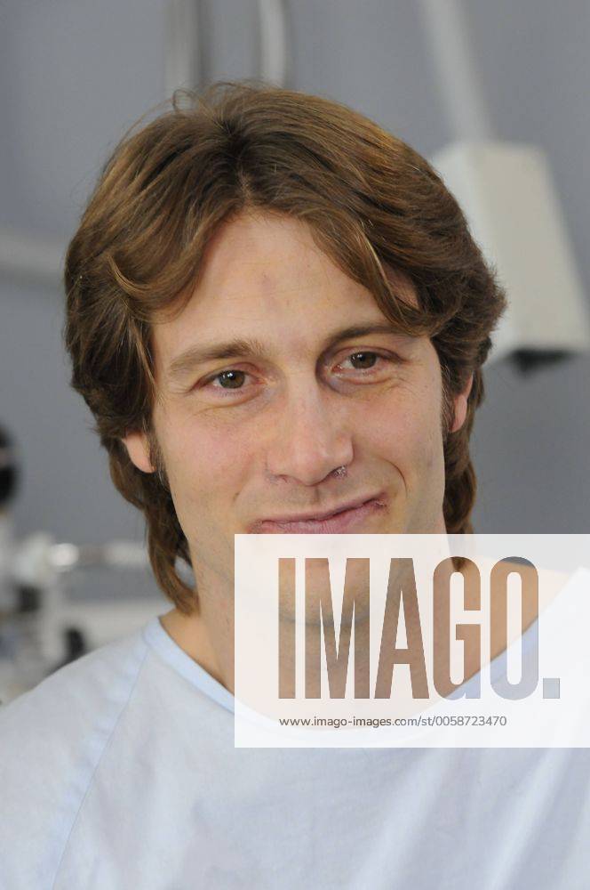 Der Schauspieler David Rott posiert am 20.11.2012 bei einem Settermin ...