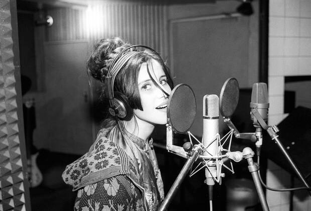 Sängerin Bobo von der Band Bobo In White Wooden Houses in