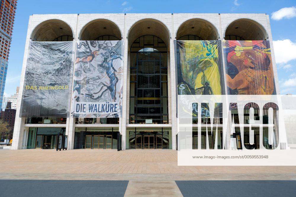 USA, New York, NY: Metropolitan Opera, Banner an der Fassade werben für ...