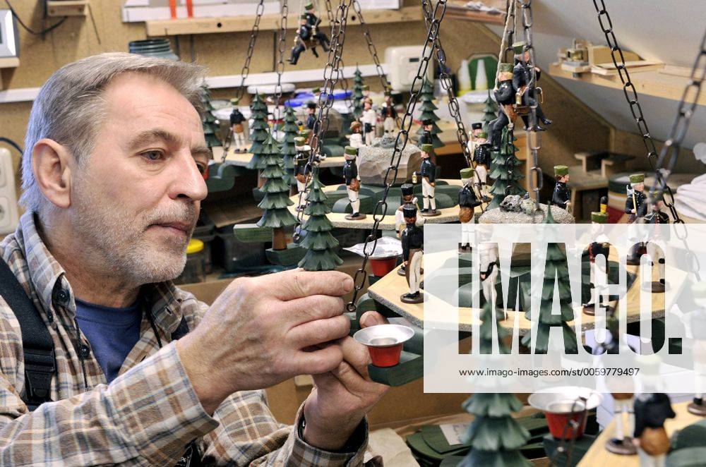 Dieter Knur aus dem erzgebirgischen Jöhstadt arbeitet am 10.11.2010 in ...