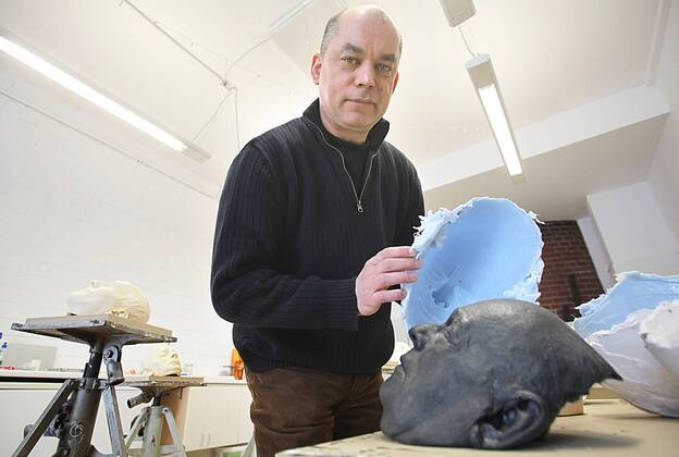 Bildhauer Holger Schmidt aus Bonn stellt in seinem Atelier Totenmasken her (Foto: 12.01.09). Die