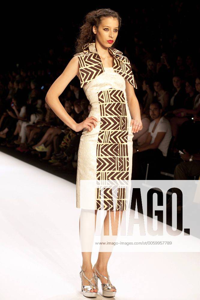 Model bei der Arrey Kono, Nadir Tati, Romero Bryan (Africa Fashion Day ...