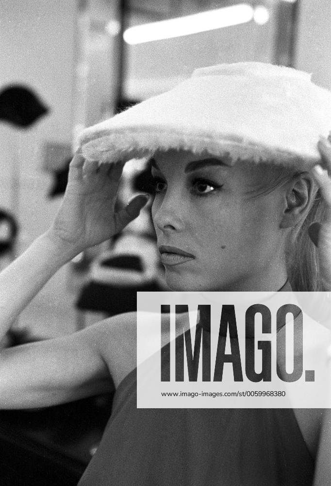 Lee Sharon , American burlesque dancer in her dressing room before her ...