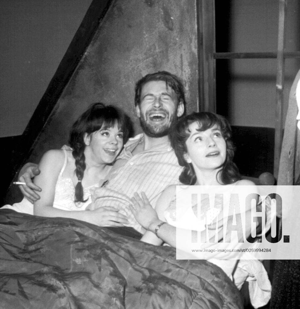 Peter O Toole has his hands full with Annete Robinson and Kate Binchy ...