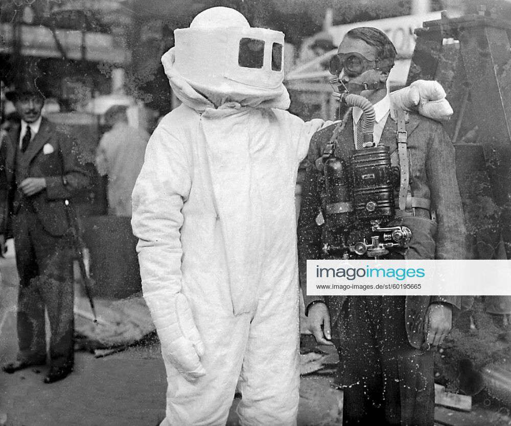 The latest fireproof asbestos suit designed for gas in air disasters ...