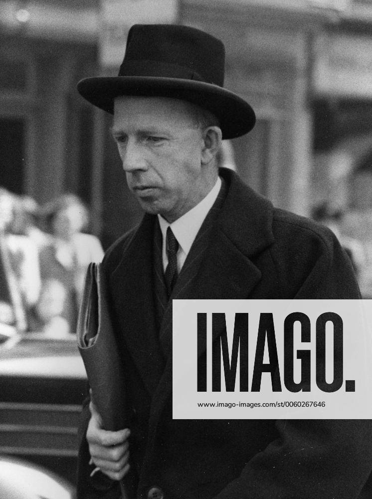 Pathologist Dr Keith Simpson at Horsham , Sussex after he had given ...