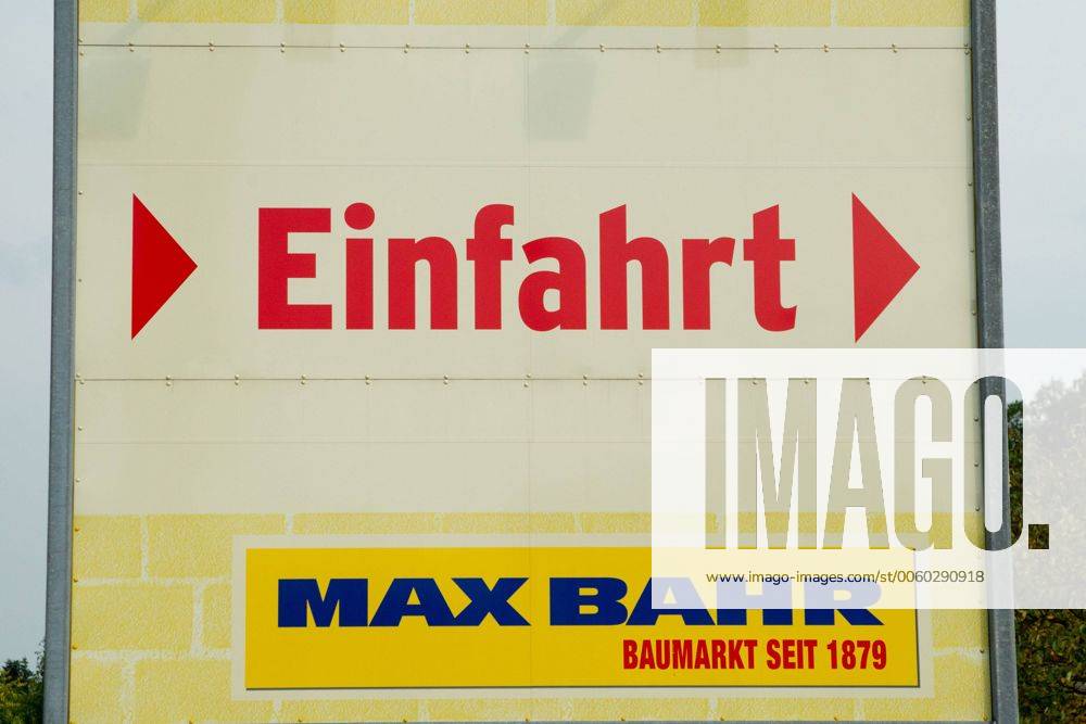 Schriftzug Einfahrt - Max Bahr Baumarkt in Braunschweig - Fotografiert am
