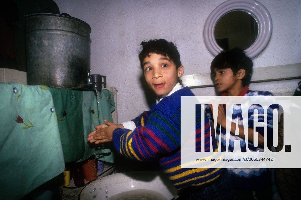 Kinder im Sanitätsraum der Schule - Heim für geistig behinderte Kinder ...