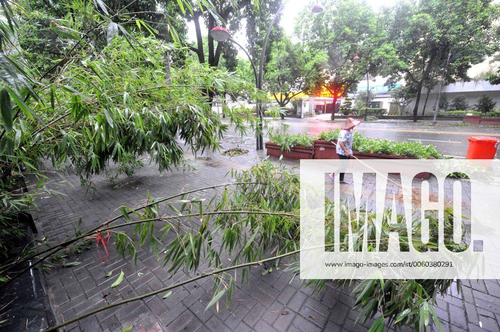 (130822) -- FUZHOU, Aug. 22, 2013 (Xinhua) -- A cleaner clears up the ...