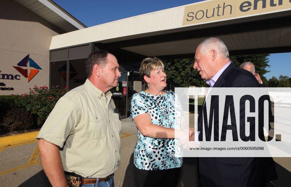 Illinois Governor Pat Quinn (R) greets Patty and Dennis Ferrell while ...