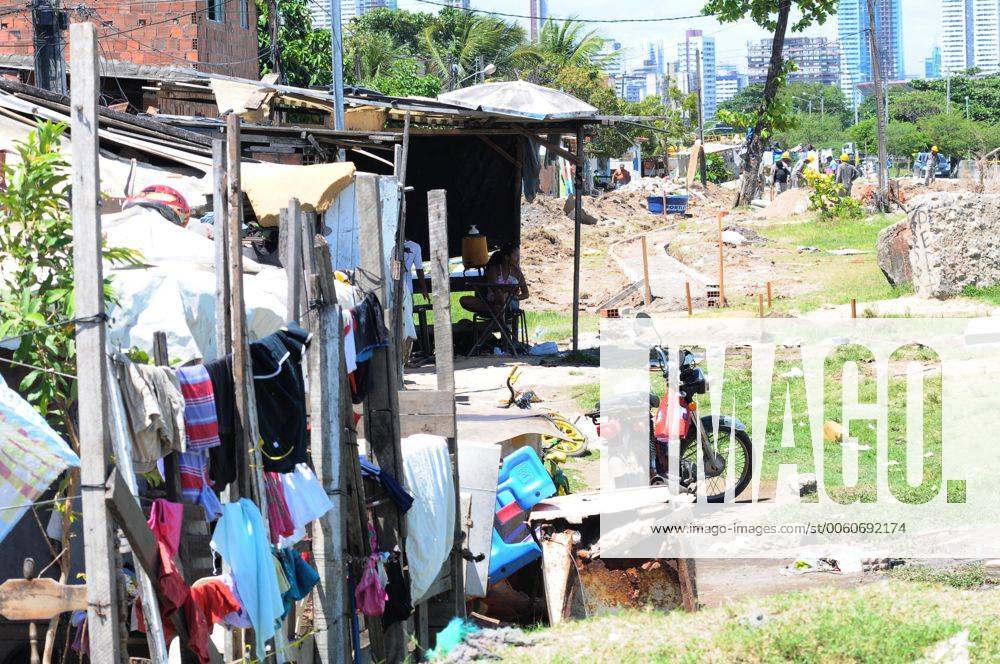 Favela Saramandaia am Canal da Arruda in Recife. Bairro do Arruda ...
